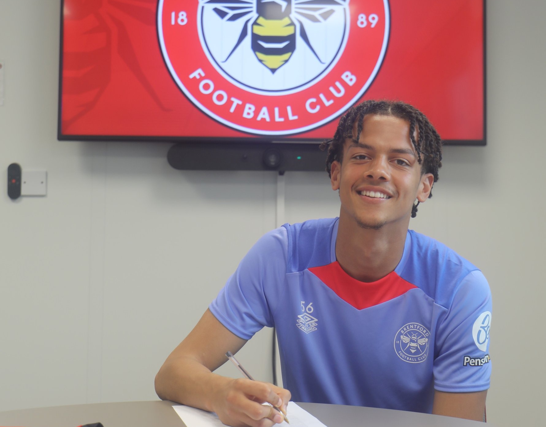 Marley Tavaziva signs pro-contract at Brentford - Soccer24
